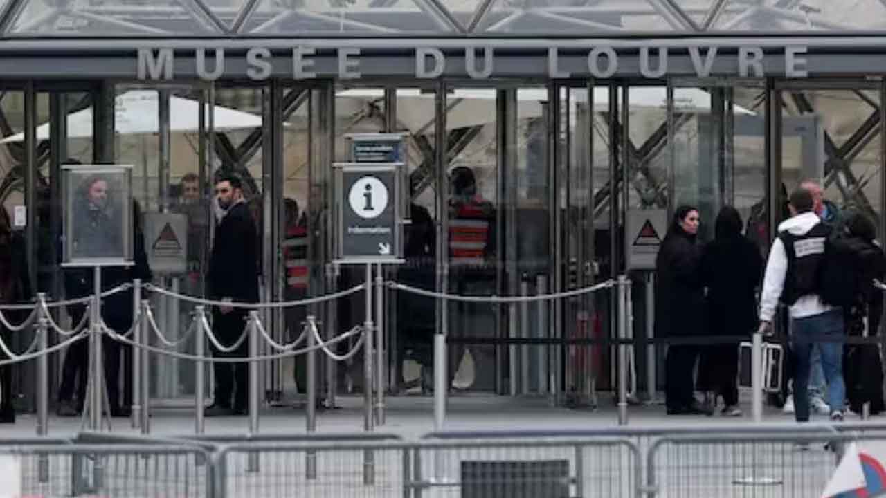 Louvre Museum Robbery : पेरिस के लूवर म्यूजियम में दिनदहाड़े चोरी