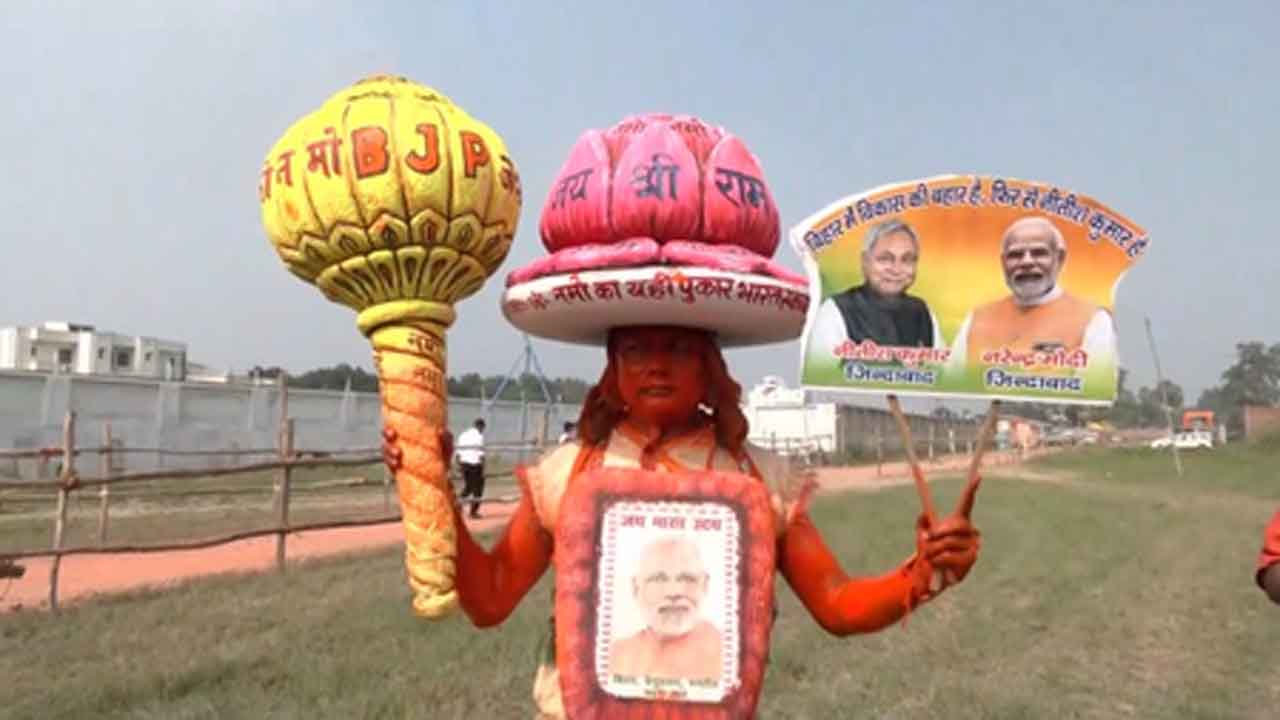 PM Modi's fan: PM Modi के रैलियों में भगवान हनुमान की वेशभूषा में ...